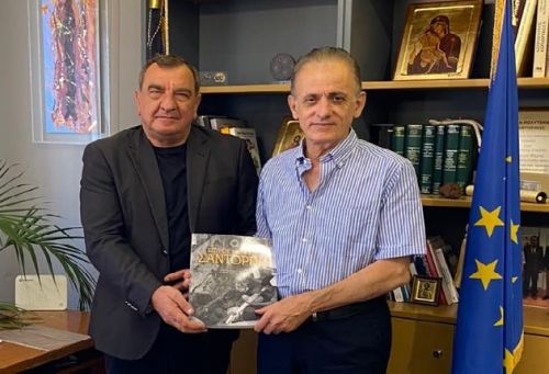 Ο Γ.Βλασερός στην Σαντορίνη και στο Volcano tv - SantoriniPress