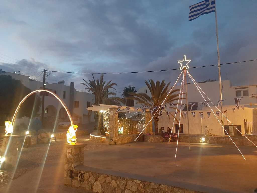 Στόλισαν όμορφα το χωριό τους οι Νέοι του Βουρβούλου - SantoriniPress