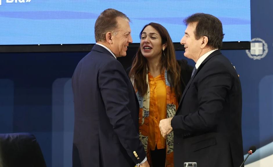 Την Δόμνα Μιχαηλίδου η οποία επέστρεψε στα καθήκοντά της μετά τη ...